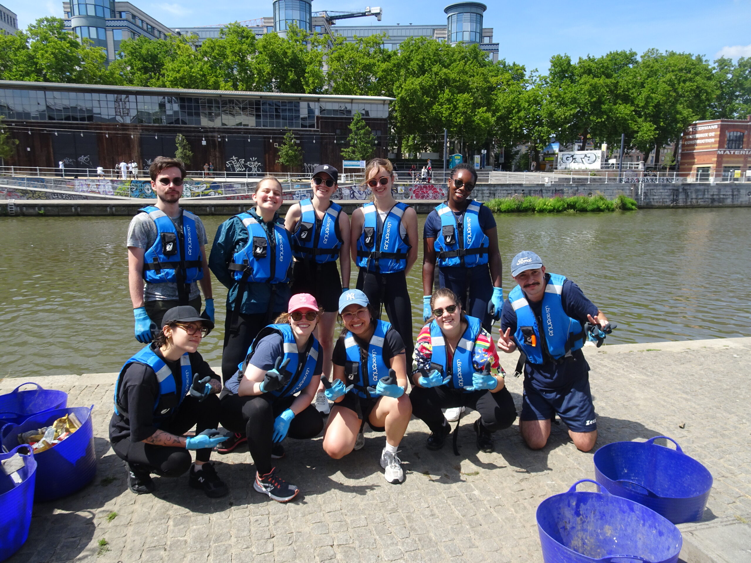 Groepen vrienden, families, jongerenorganisaties, evenals groepen van ...