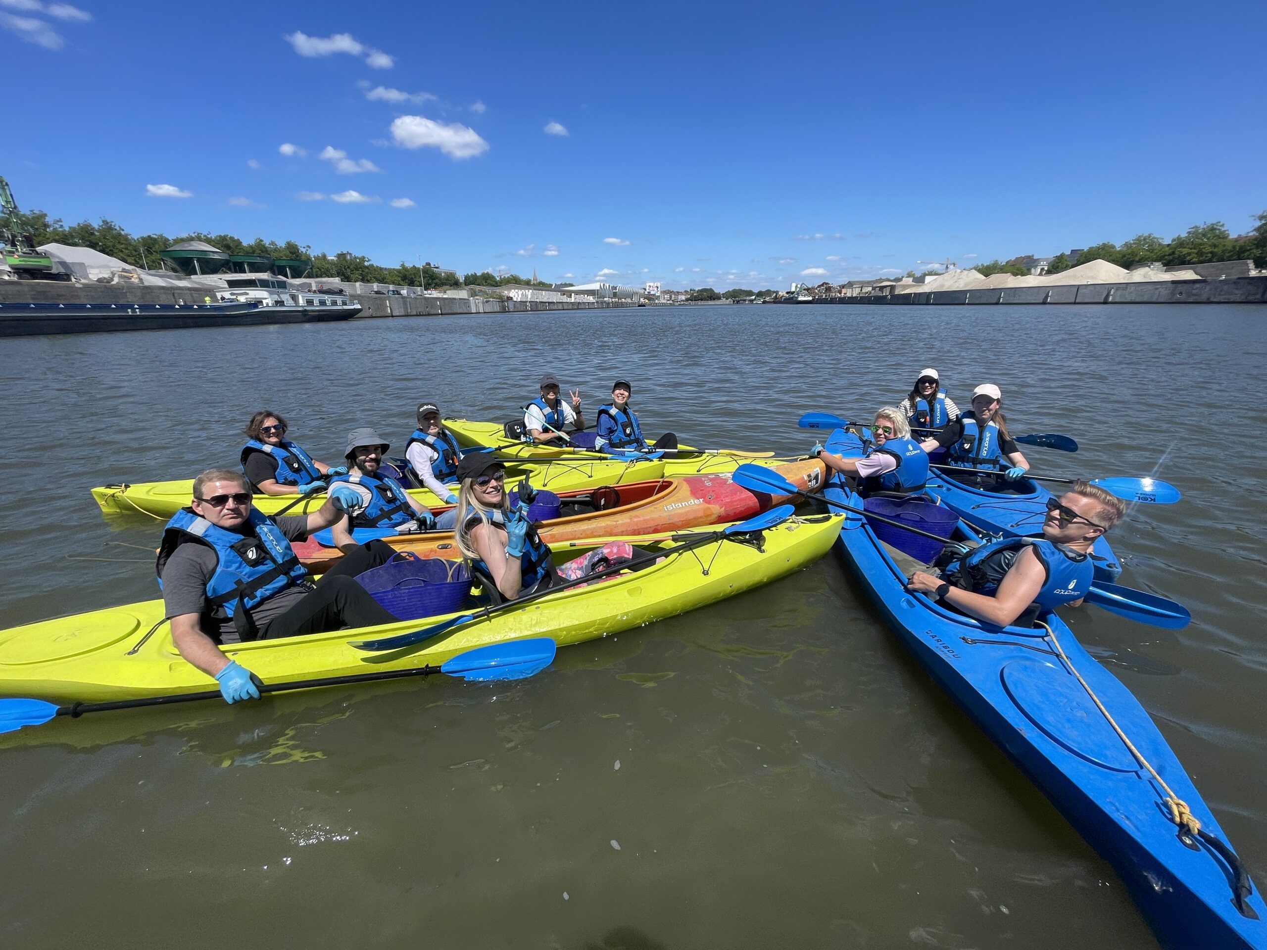 Groepen vrienden, families, jongerenorganisaties, evenals groepen van ...