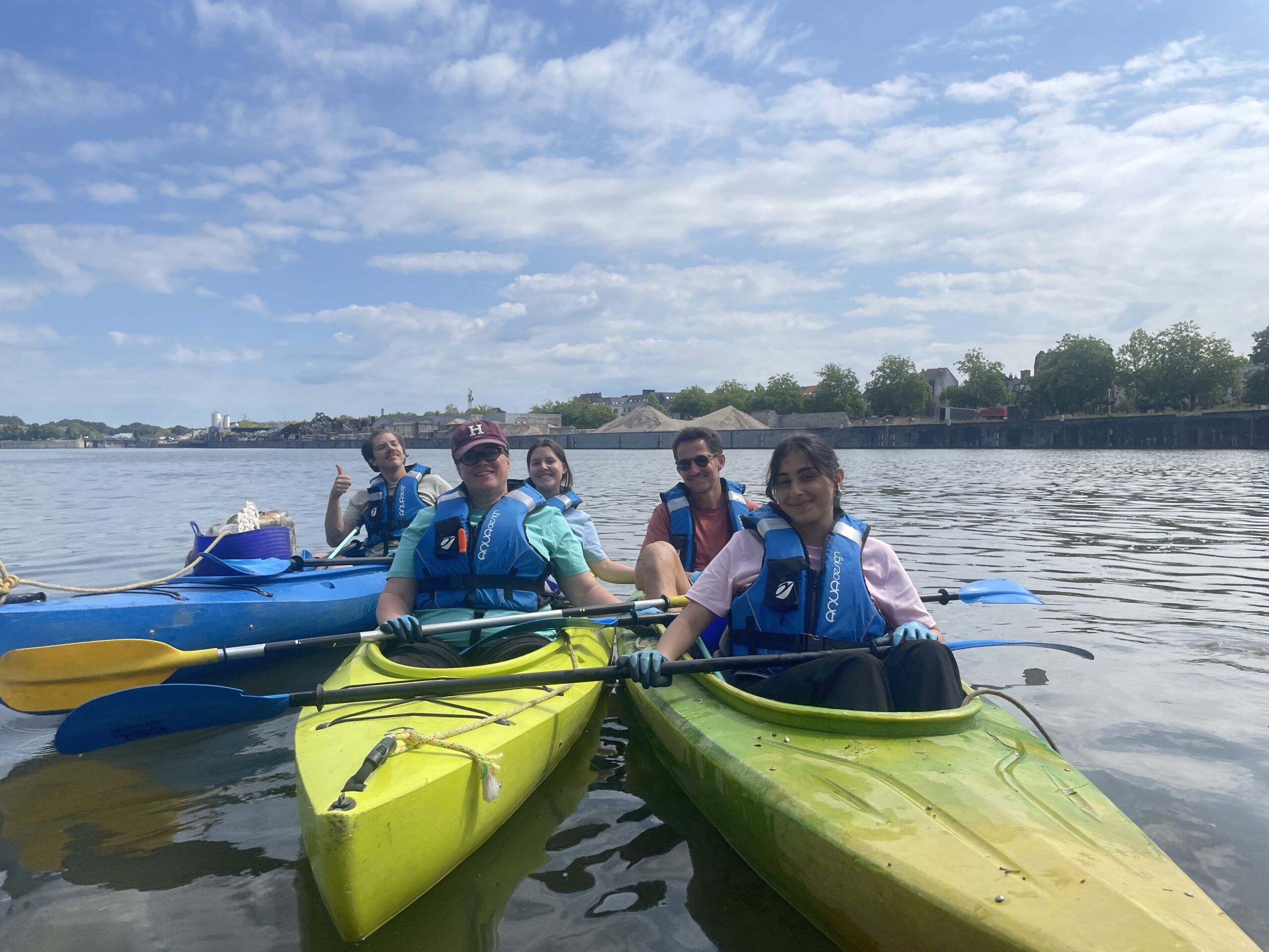 Groepen vrienden, families, jongerenorganisaties, evenals groepen van ...