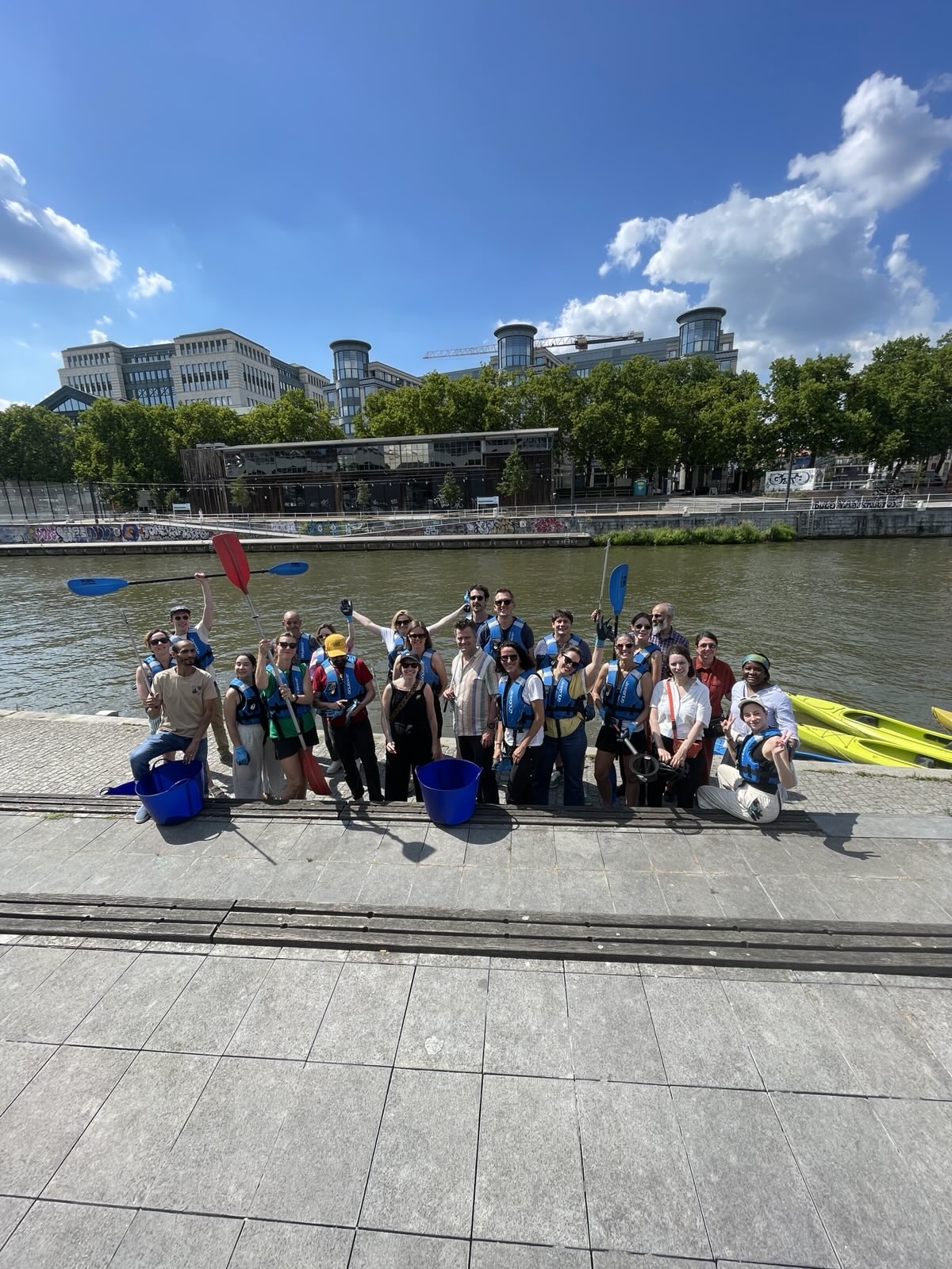 Groepen vrienden, families, jongerenorganisaties, evenals groepen van ...